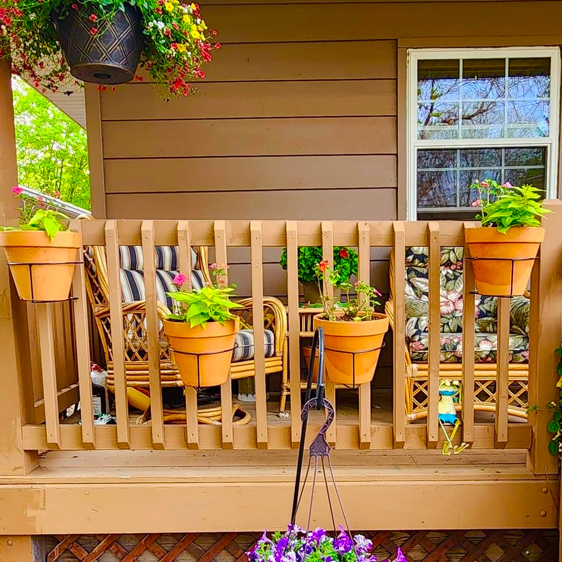 Floating Vertical Gardens with Tool-Free Railing Planters – Plant Traps