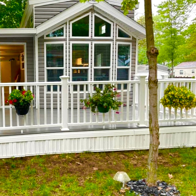 Floating Vertical Gardens with Tool-Free Railing Planters – Plant Traps