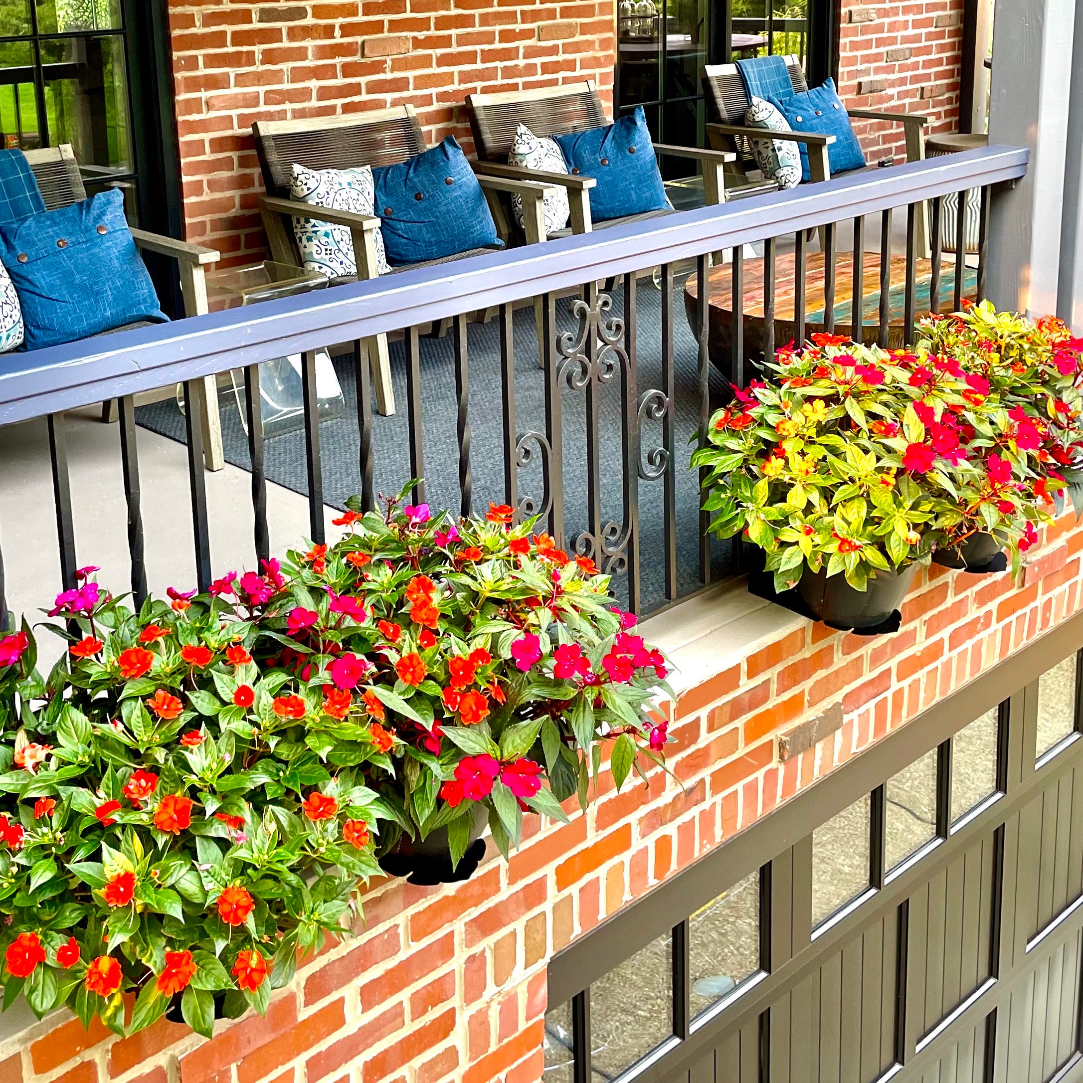 Floating Vertical Gardens with Tool-Free Railing Planters – Plant Traps